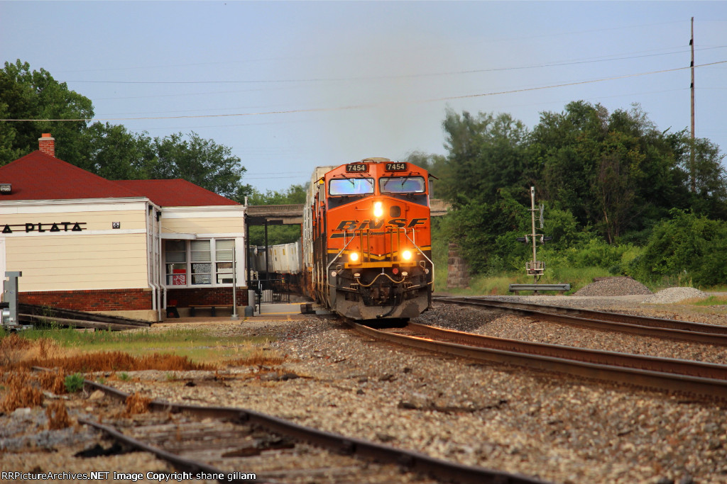 BNSF 7454 runs westbound on the ex santa fe train 199.